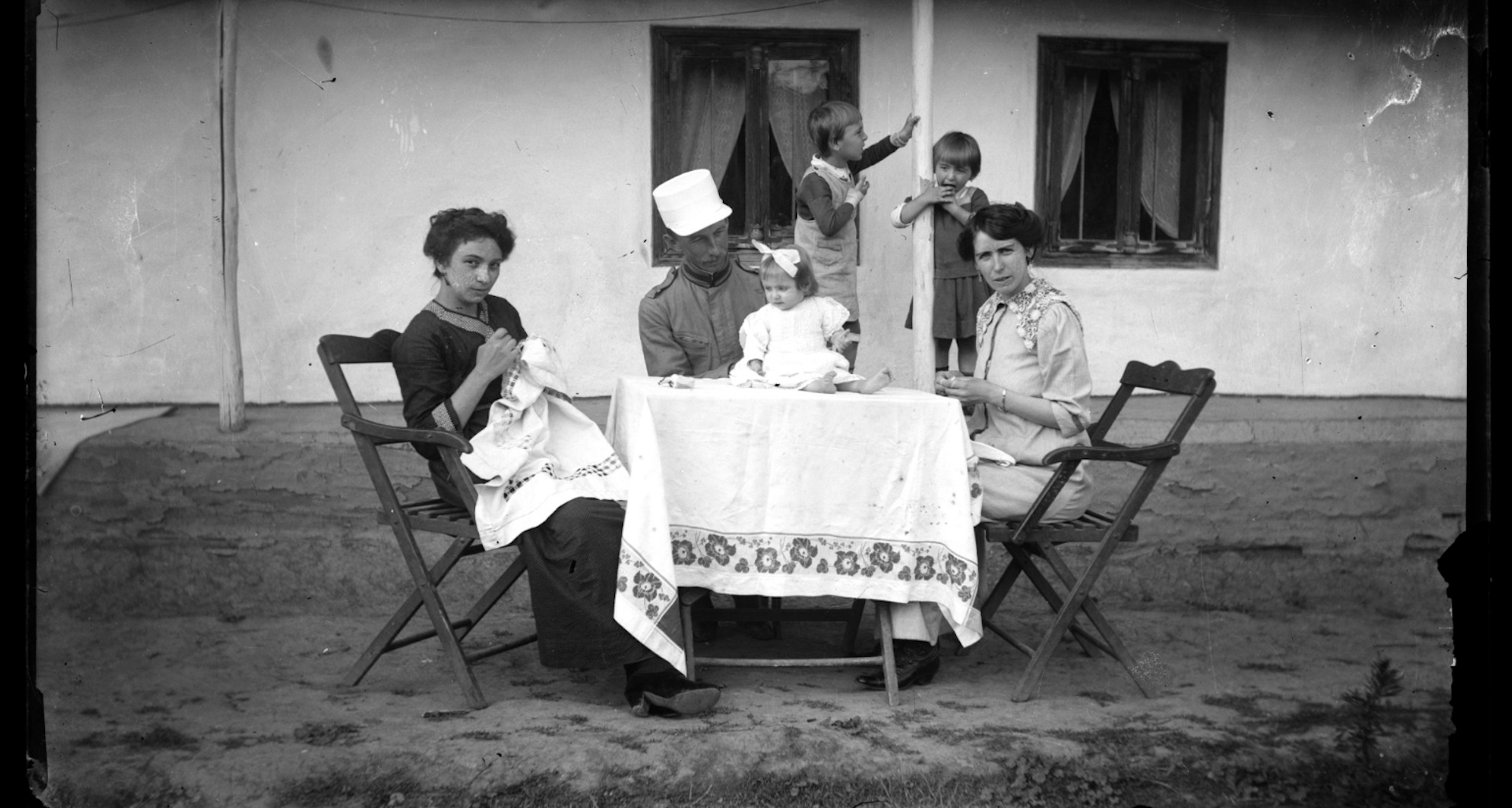 A digital photo archive shows everyday life in 20th-century Romania ...